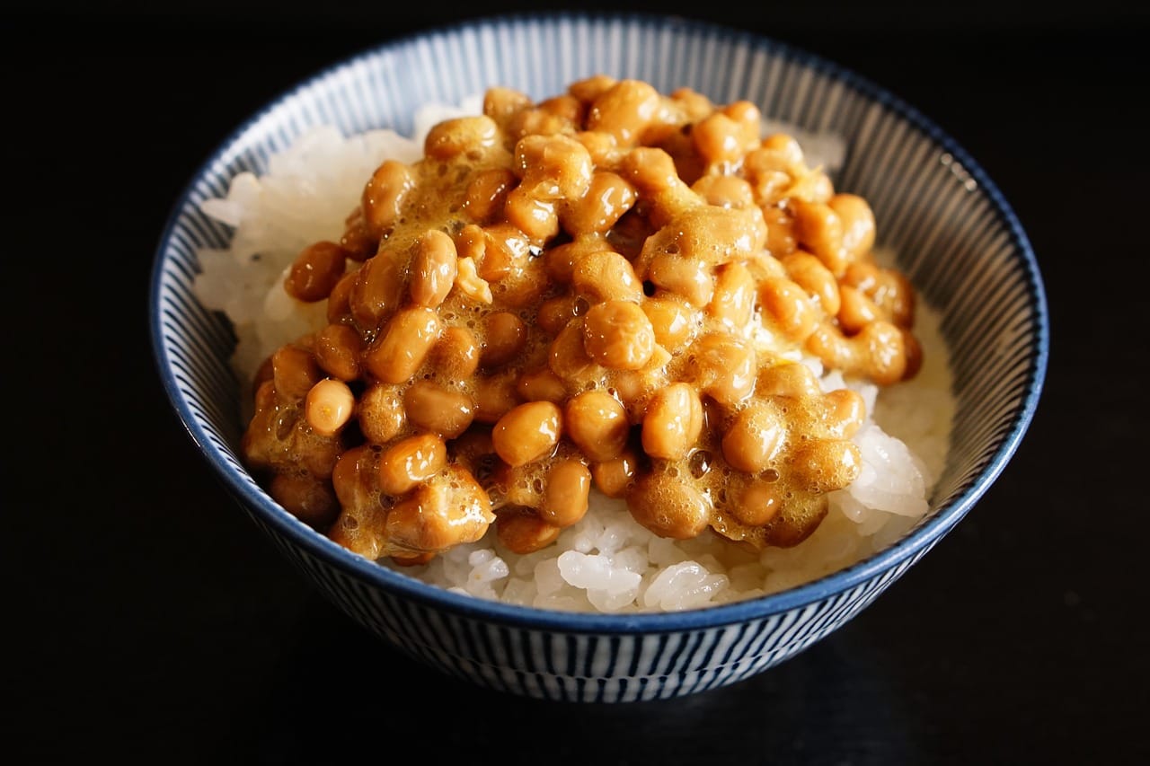 Natto : Tout Savoir sur ce Super-Aliment fermenté | Recette Maison